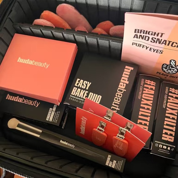 HUDA BEAUTY | Makeup | Huda Beauty Eyeshadow And Makeup Set | Poshmark